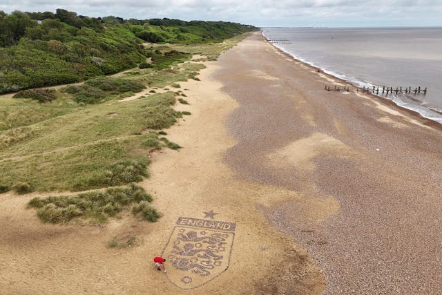 Artist crafts England badge on beach as World Cup campaign nears kick ...